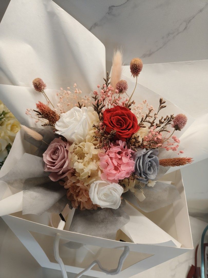 5 preserved roses Korean style bouquet, Hobbies & Toys, Flowers ...