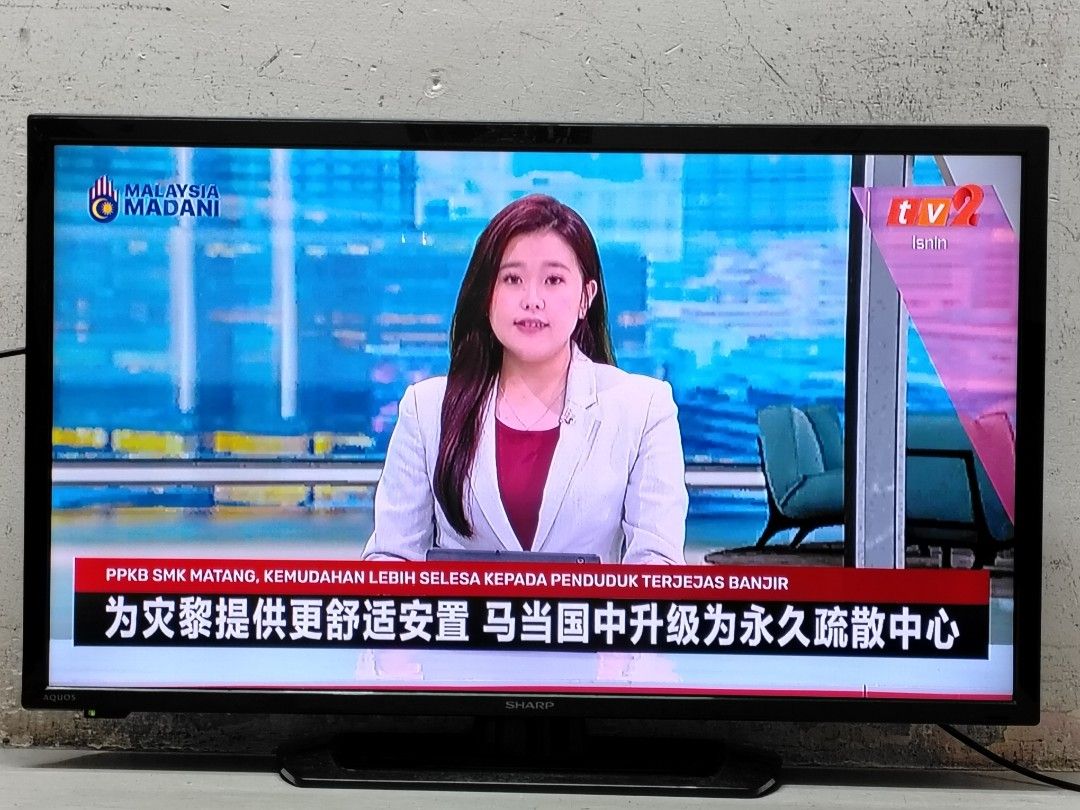 Sharp 32" Full HD LED model LC-32LE260M (Screen have 2 small dot ...