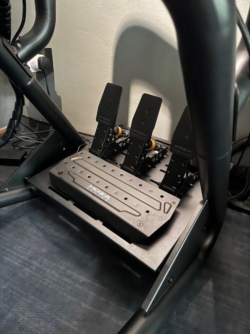 Sim racing rig with Moza R5 bundle with clutch and modded springs ...