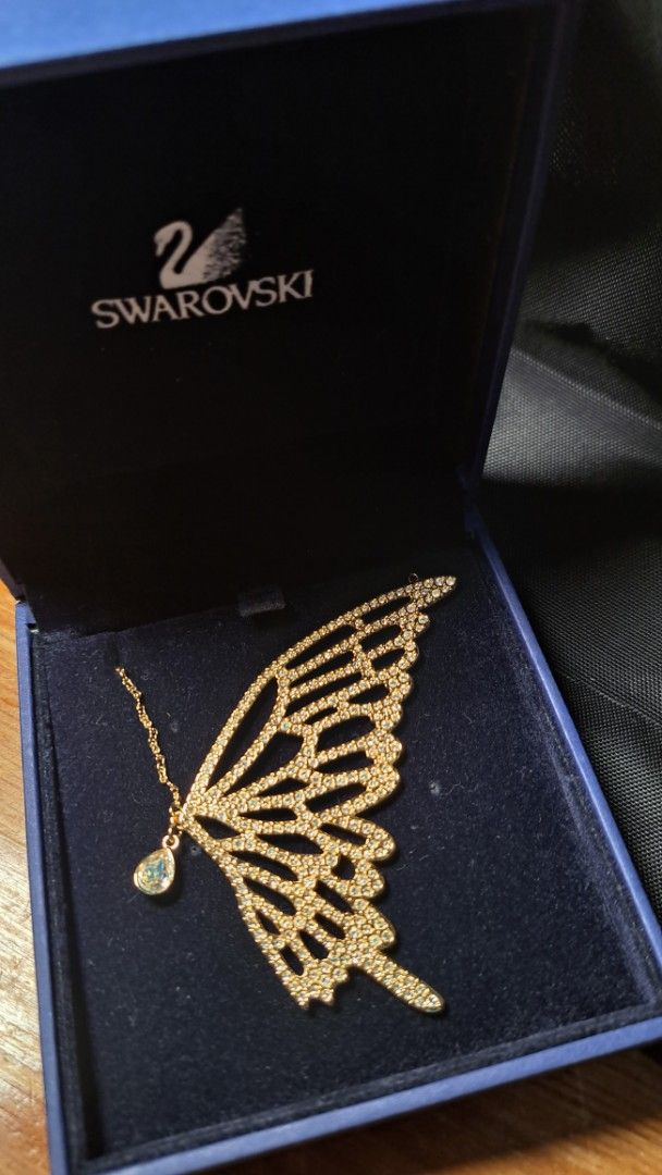 Swarovski Butterfly Necklace, 女裝, 飾物及配件, 頸鍊 - Carousell