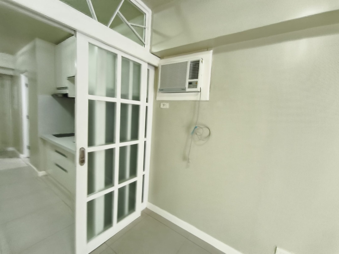 Well-Maintained 1-BR Semi-Furnished Unit in Legazpi Village – Bright ...