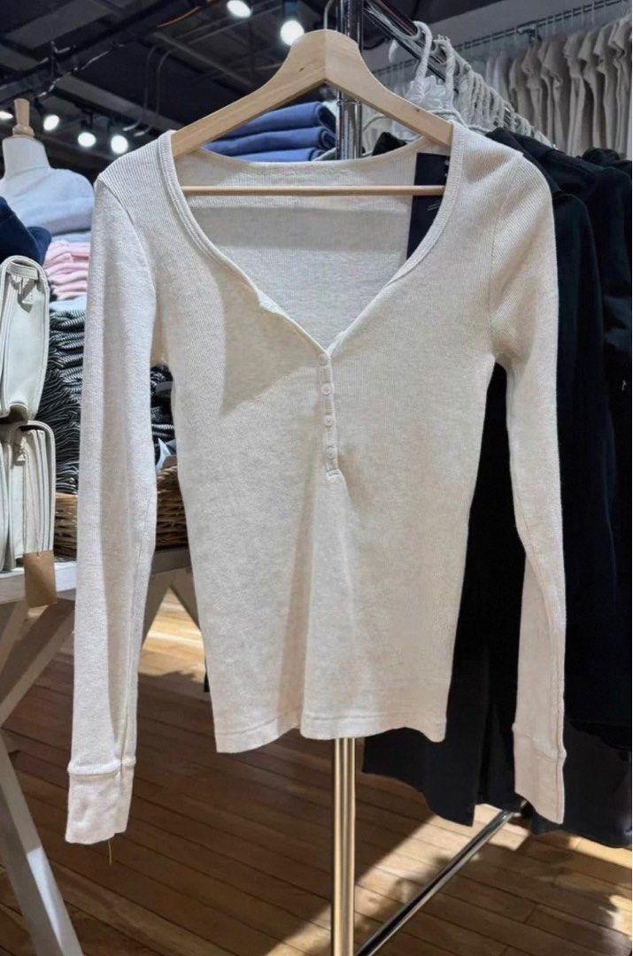Brandy Melville Long Sleeve Henley Top (ONLY ONE LEFT 🚨‼️）, Women's ...