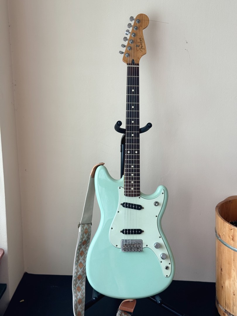 Fender Duo-Sonic Mustang MIM E Guitar, Hobbies & Toys, Music & Media ...