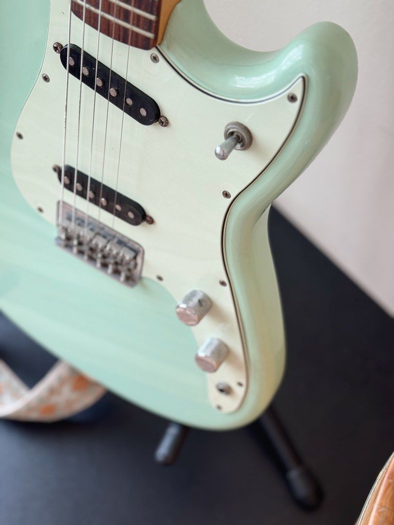 Fender Duo-Sonic Mustang MIM E Guitar, Hobbies & Toys, Music & Media ...