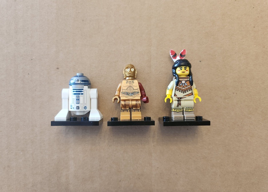 LEGO Figurines (R2D2, C3PO, Native American Girl) and LEGO Accessories ...