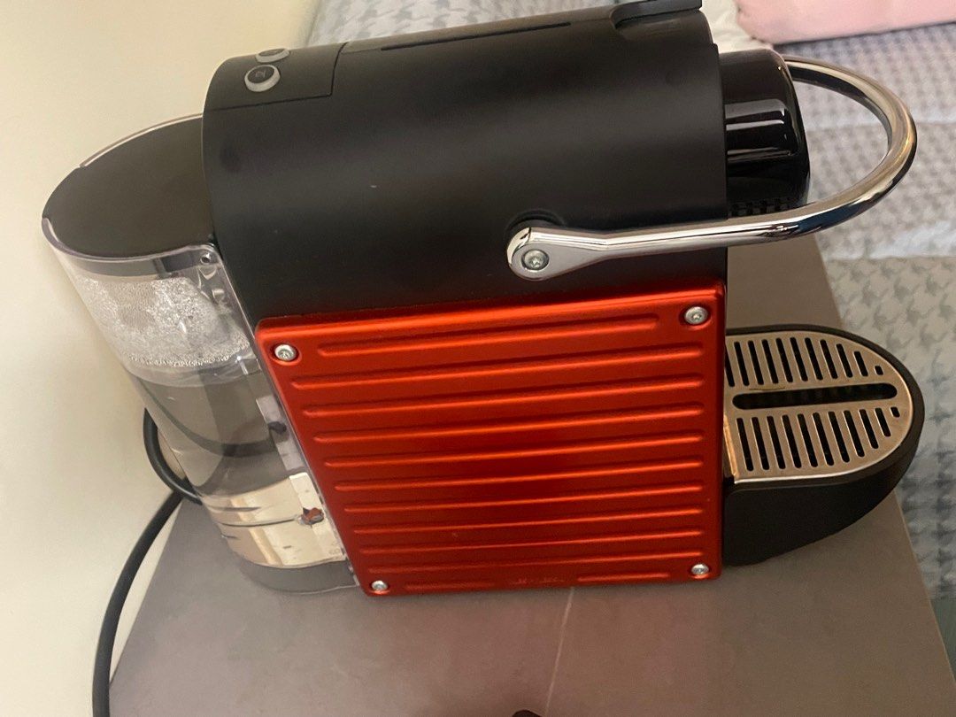 Nespresso coffee machine Pixie C61, 家庭電器, 廚房電器, 咖啡機及咖啡壺 - Carousell