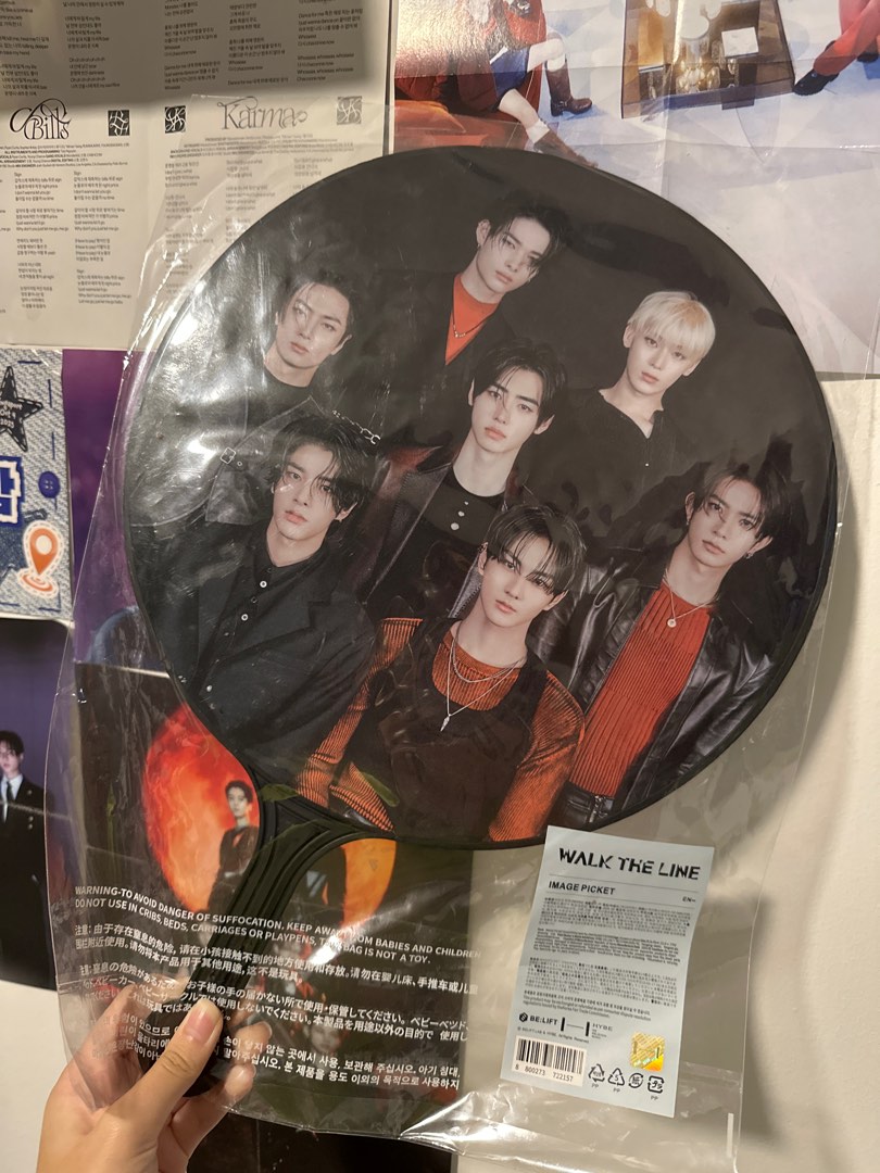 ENHYPEN Walk the Line Picket OT7, Hobbies & Toys, Memorabilia ...