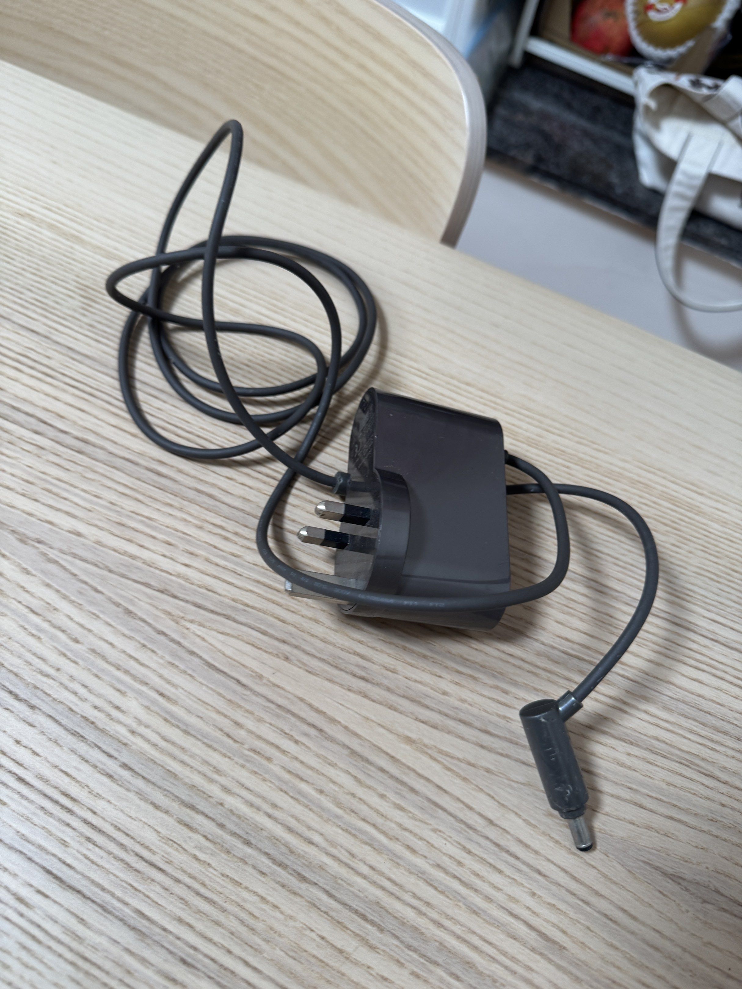 Dyson V8 Cordless Vacuum Cleaner, 家庭電器, 吸塵機 ＆ 家居清潔電器 - Carousell