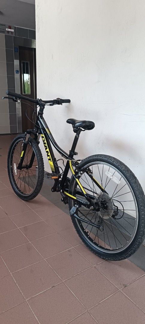 Giant XTC Jr Mountain Bike - Black & Yellow 24 inch wheels, Sports ...