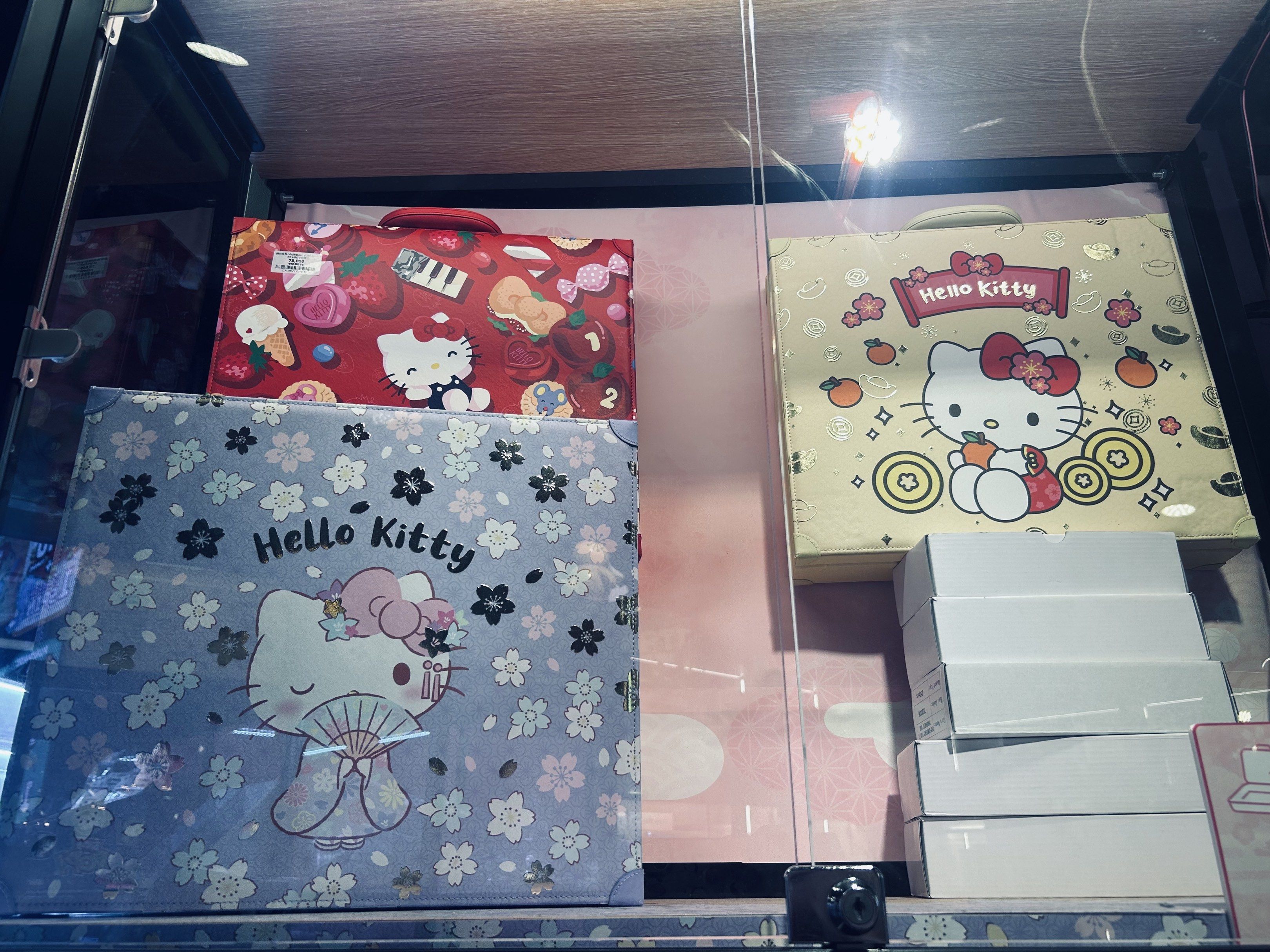 Hello Kitty Limited Edition Mahjong Set, Hobbies & Toys, Memorabilia ...