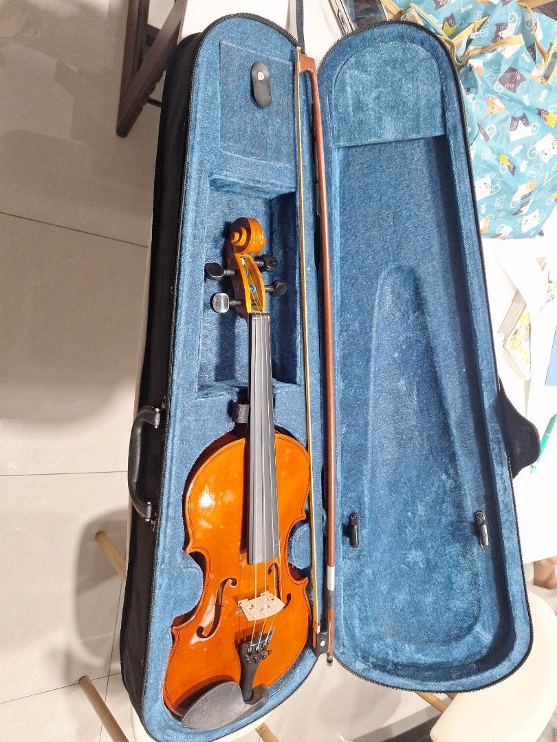 4/4 Violin with Bow and Case, Hobbies & Toys, Musical Instruments on ...