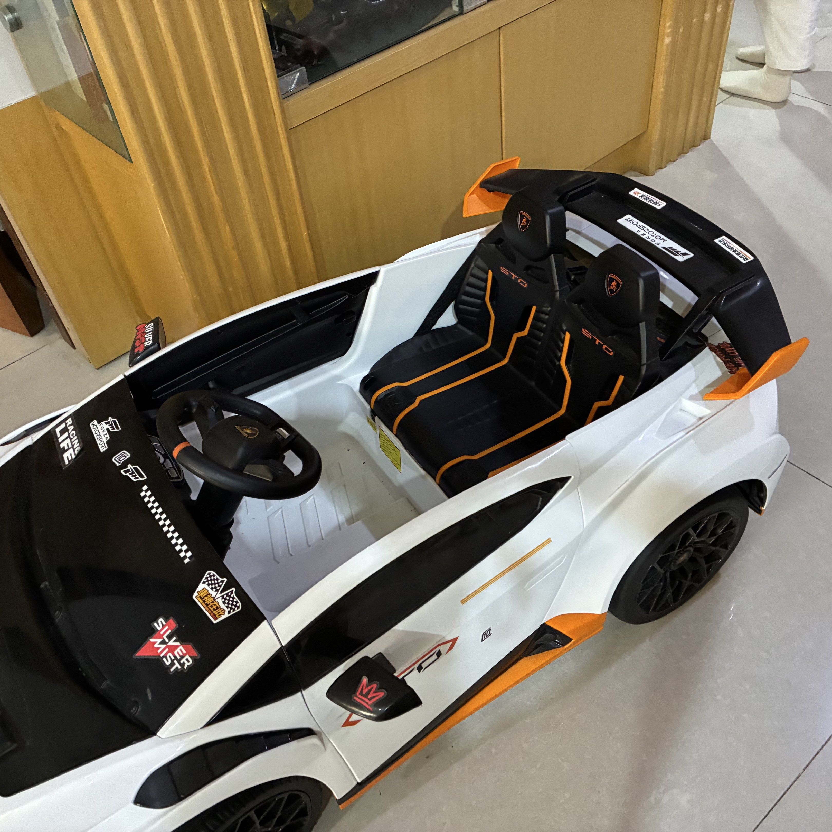 藍寶堅尼SMT-555 Huracan 24V飄移版 原廠授權 雙驅兒童電動車, 書籍、休閒與玩具, 玩具、公仔、桌遊在旋轉拍賣