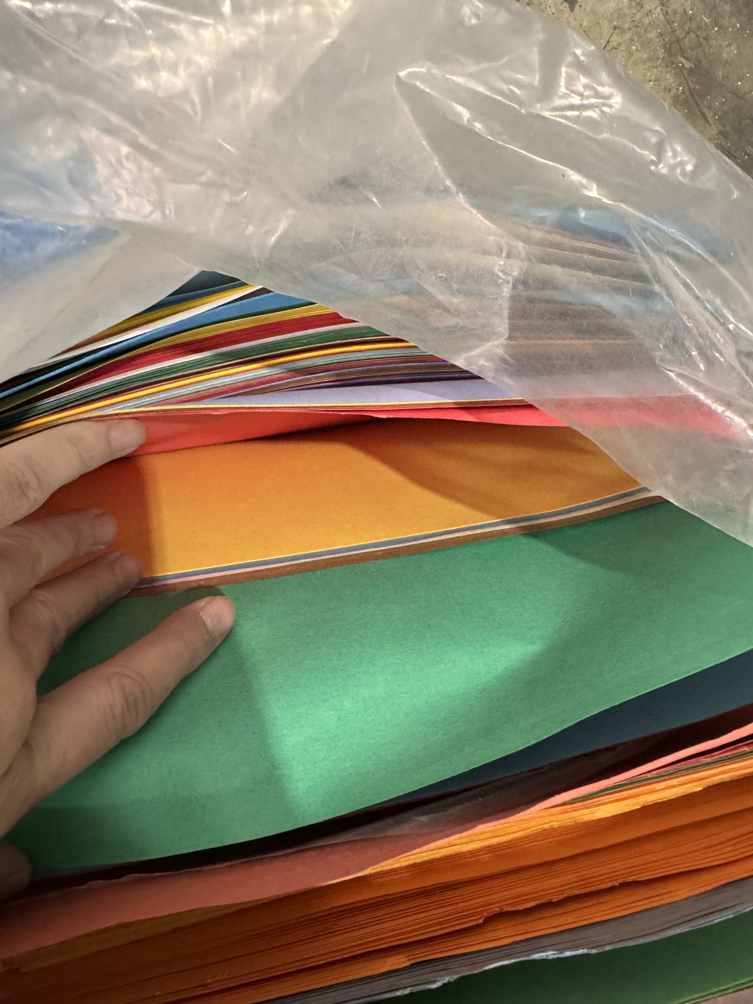 Assorted Colored Paper Pack 顏色紙, 興趣及遊戲, 收藏品及紀念品, 明星周邊 - Carousell