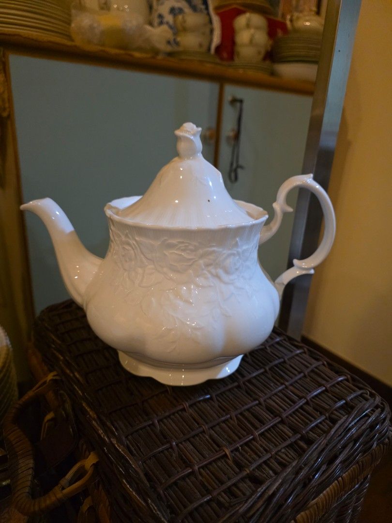 Royal Albert Old English Garden Teapot, Hobbies & Toys, Memorabilia ...