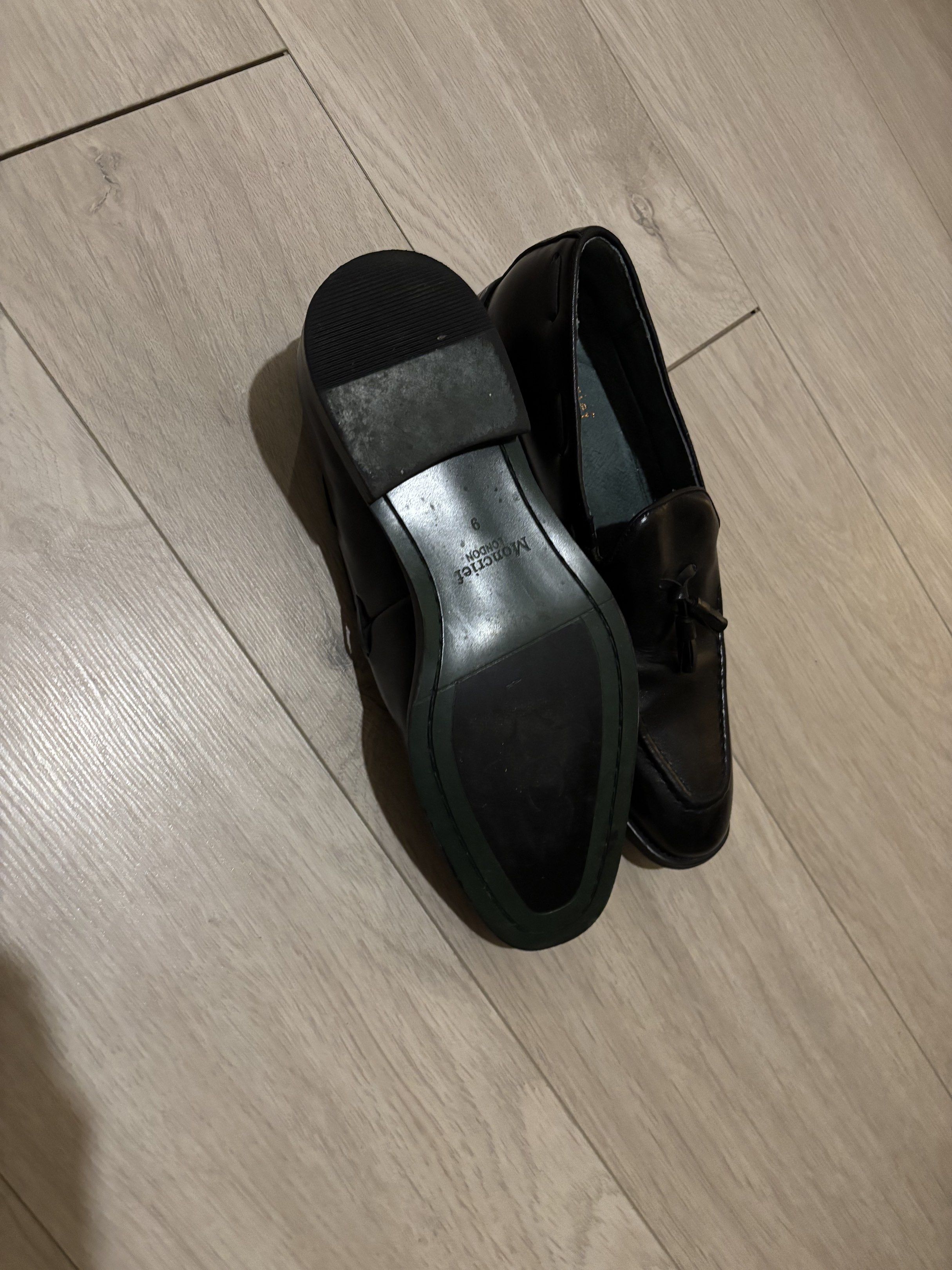 Moncrief Black Leather Loafers, 男裝, 鞋, 西裝鞋 - Carousell