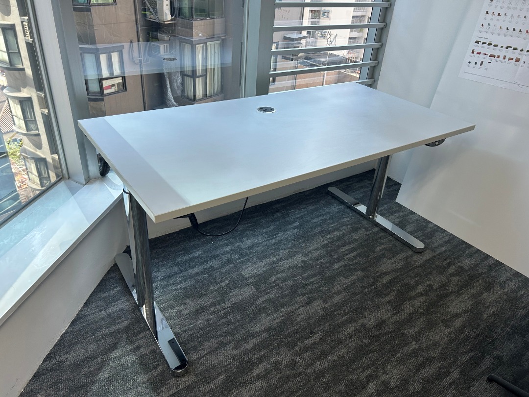 WILKHAHN Hight adjustable table "timetable smart", 傢俬＆家居, 傢俬, 桌子 ...
