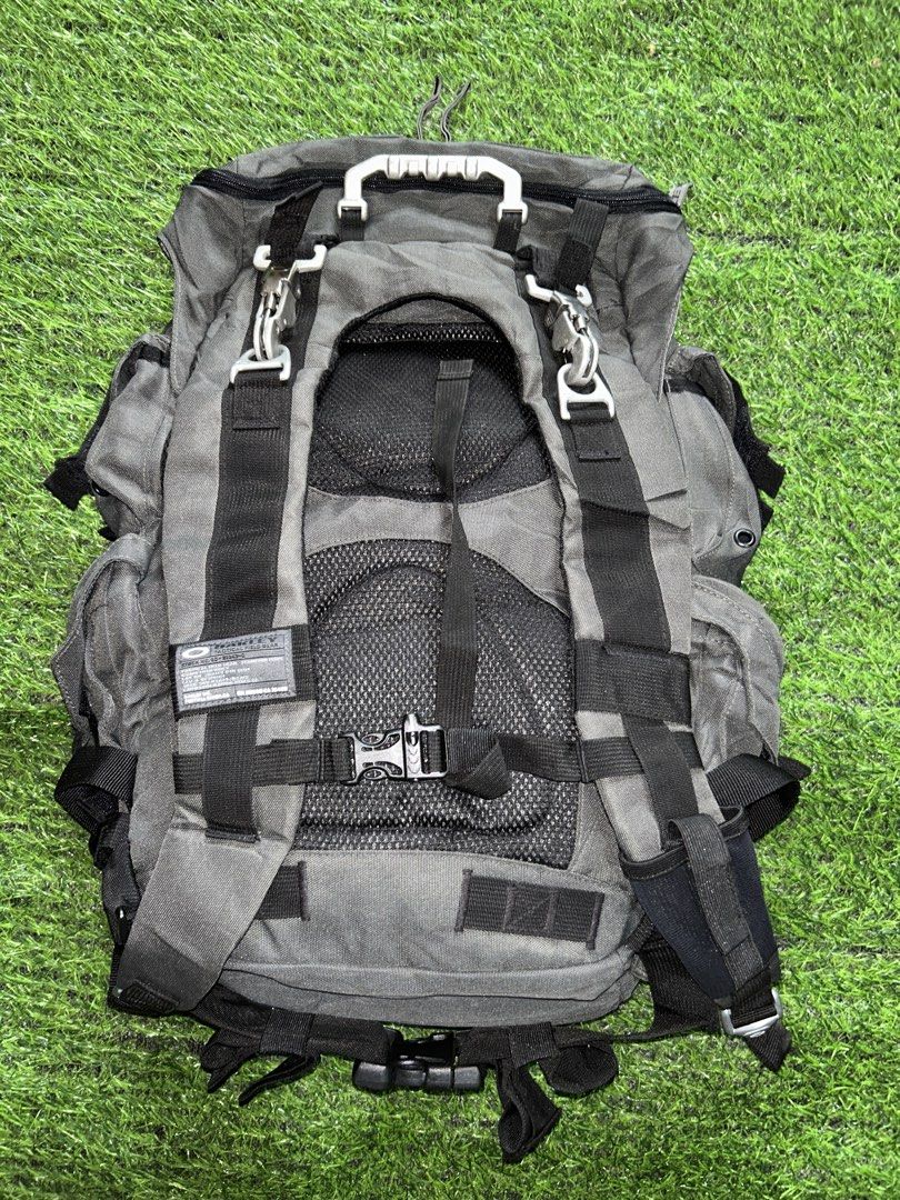 Rare Oakley mechanism Backpack shadow grey color, Men's Fashion, Bags ...