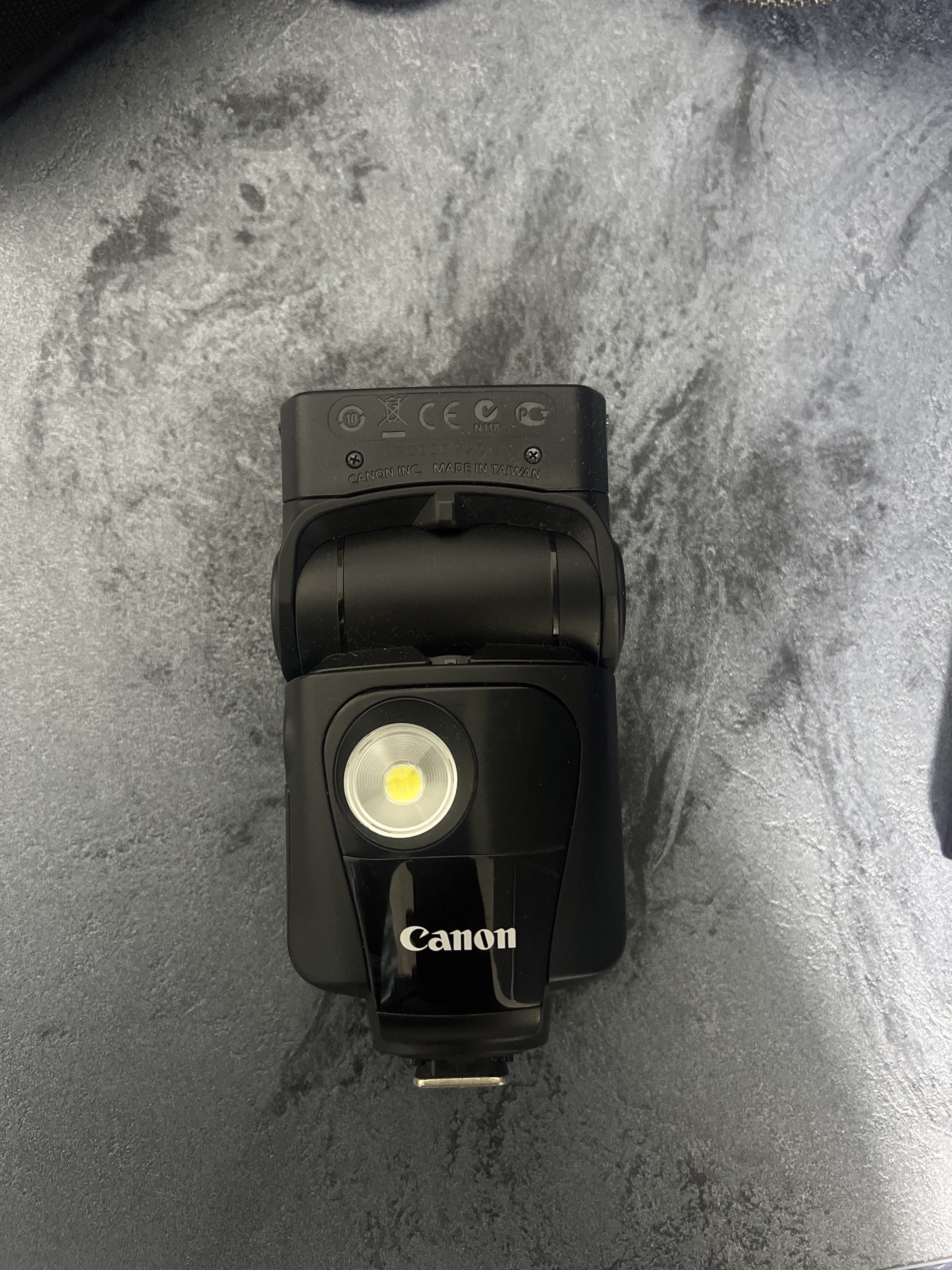 Canon r7 full kit with two batteries Flash and the bag, Photography ...