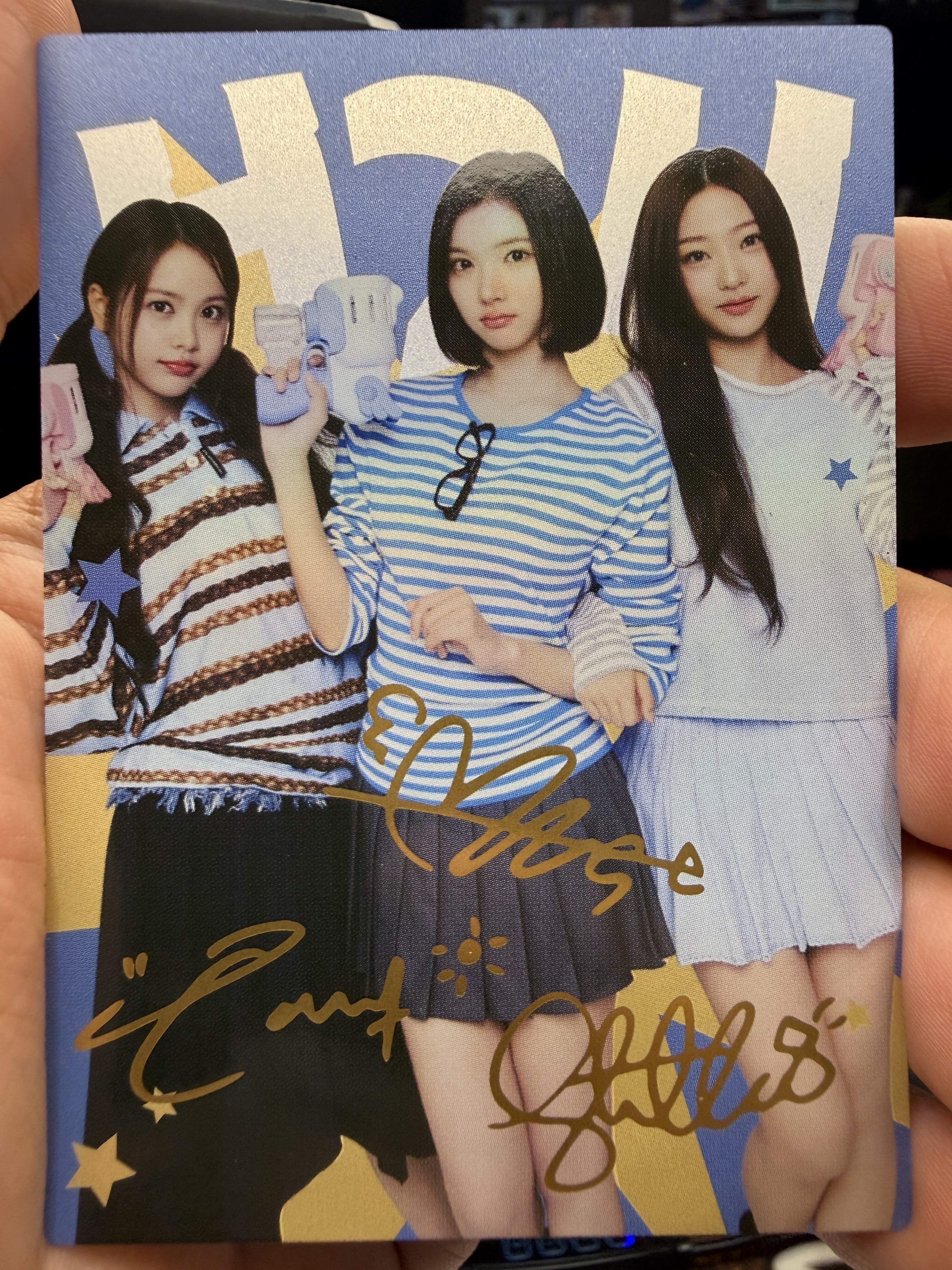 HEARTS2HEARTS 2025 Teleca K-Pop FASCIMILE SIGNATURE AUTO Carmen Jiwoo ...