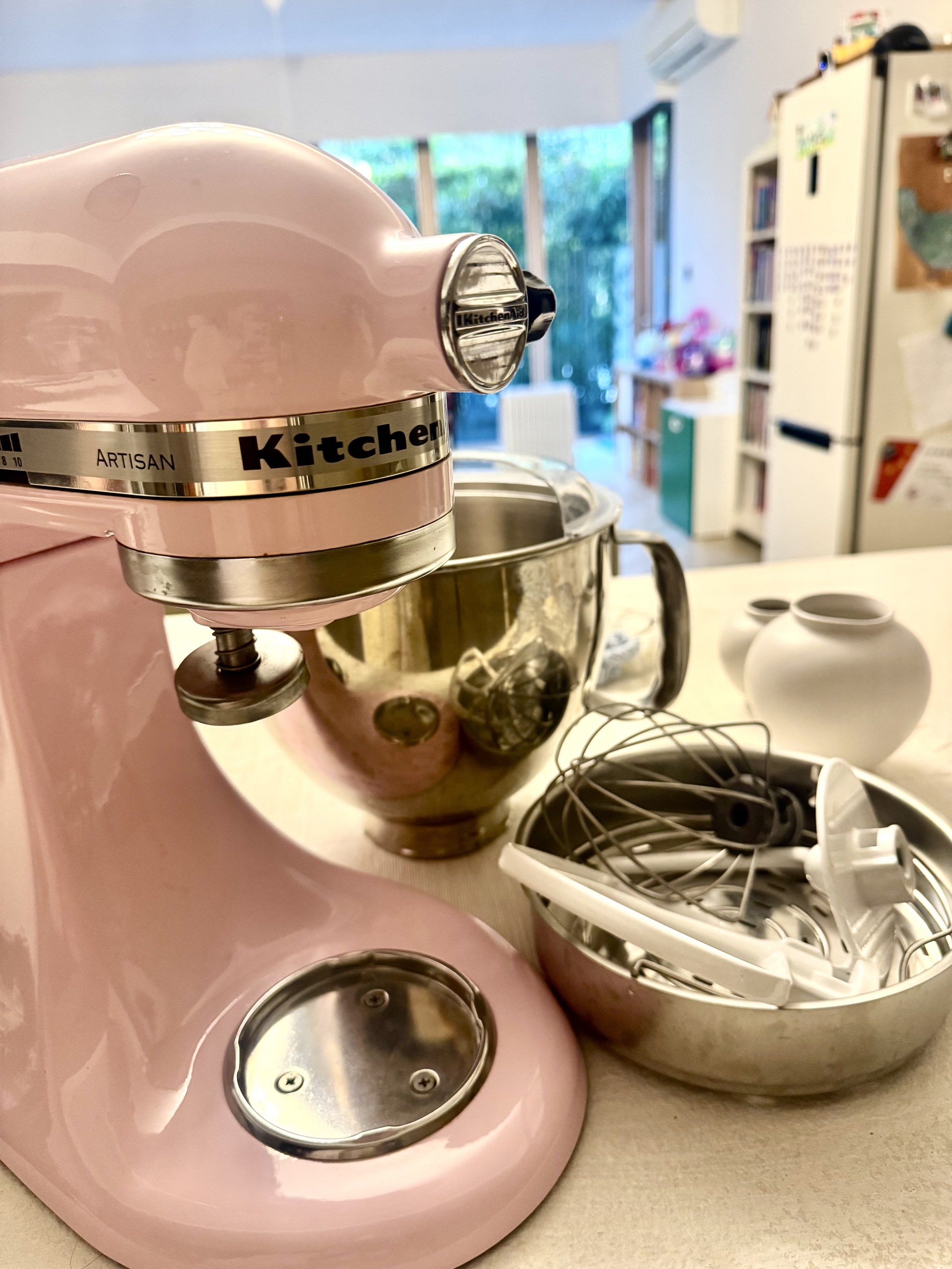 KitchenAid Artisan Stand Mixer - Pink, 家庭電器, 廚房電器, 打蛋器及廚師機 - Carousell