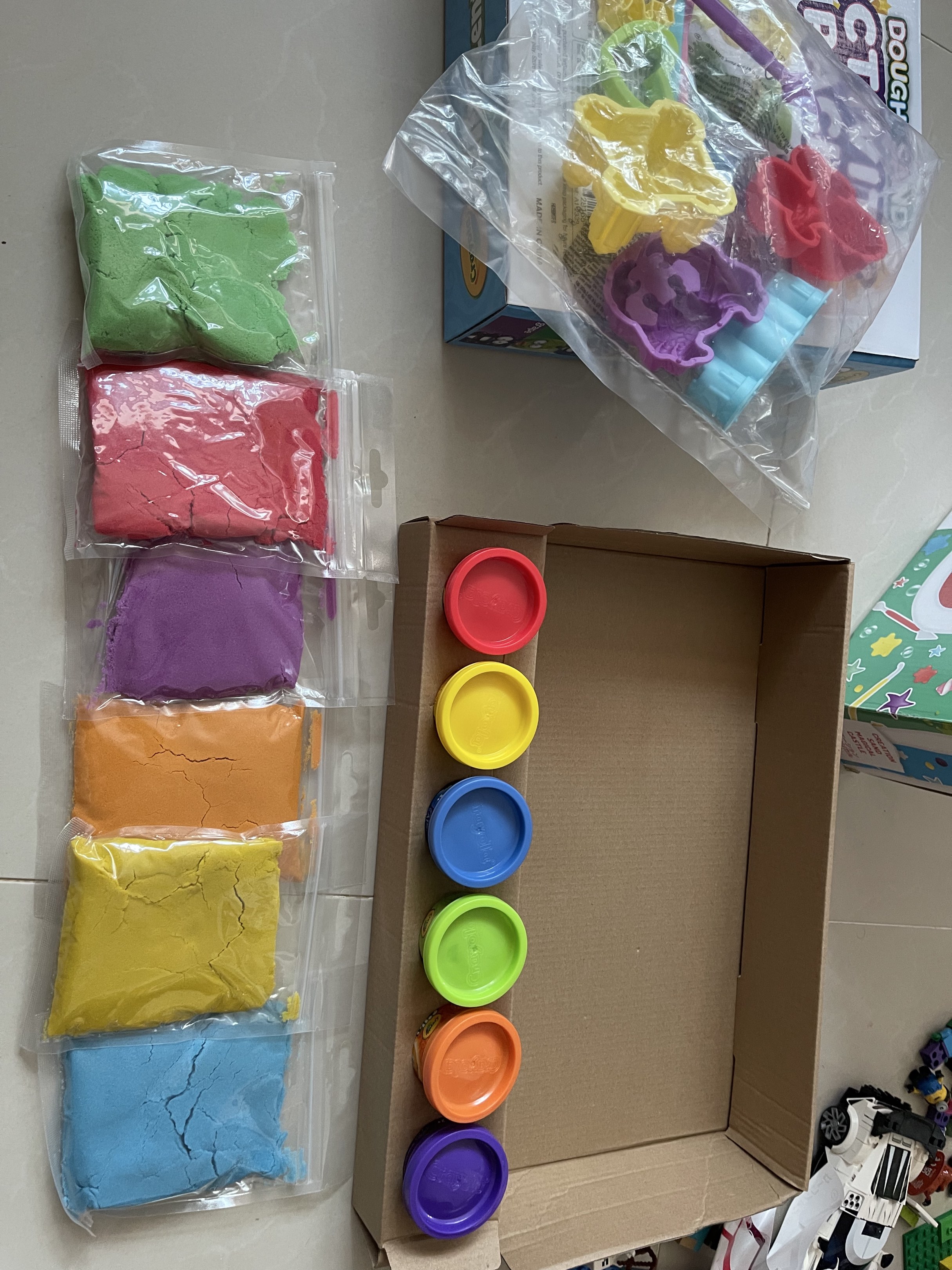 Crayola Silly Scents Dough + Sand Activity Pack, Hobbies & Toys, Toys ...