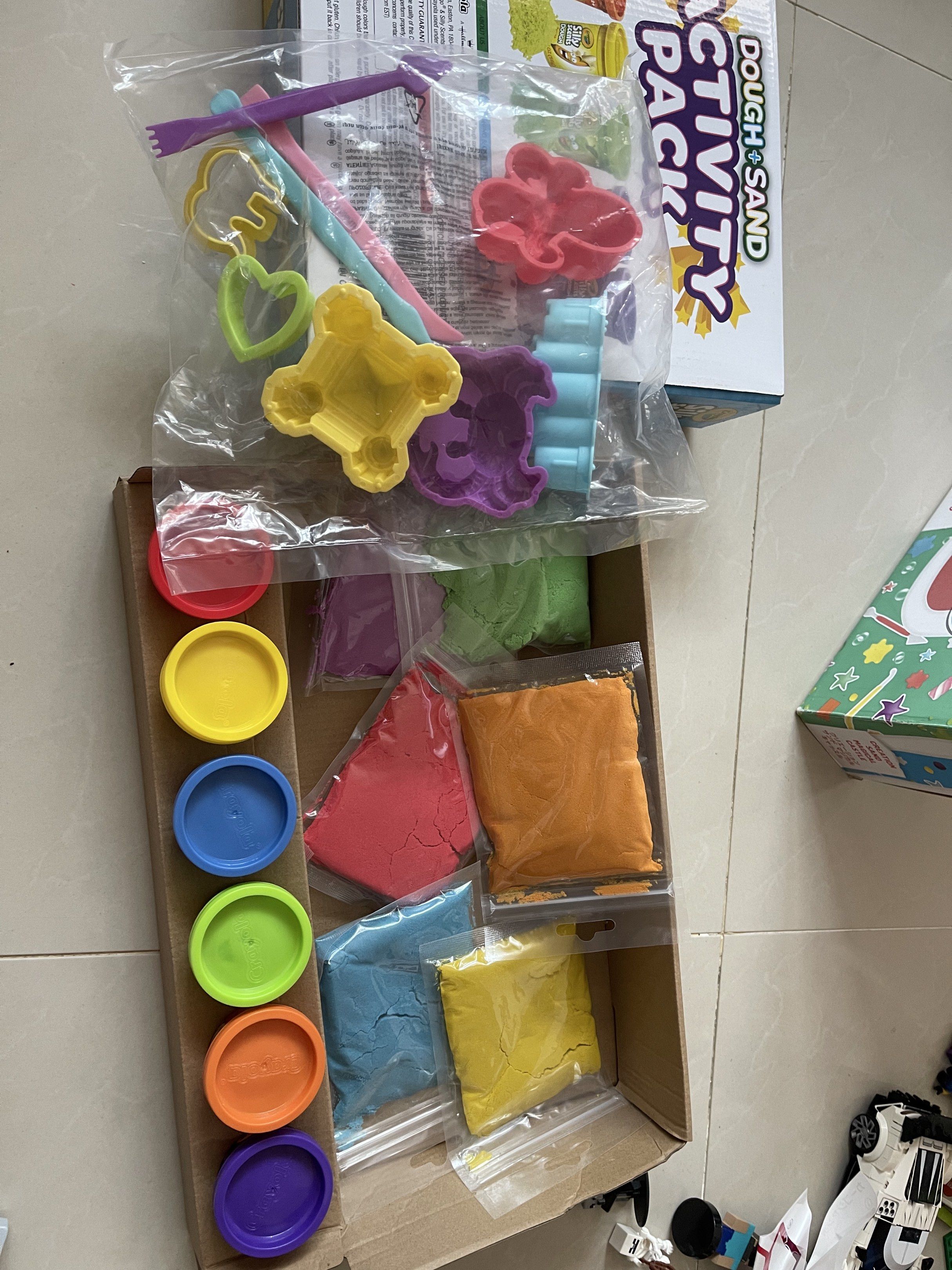 Crayola Silly Scents Dough + Sand Activity Pack, Hobbies & Toys, Toys ...