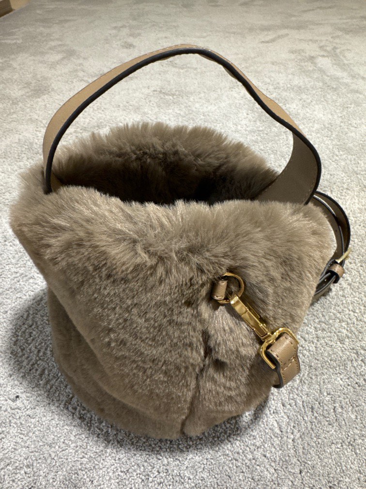 samantha thavasa fluffy shoulder bag, Women's Fashion, Bags & Wallets ...
