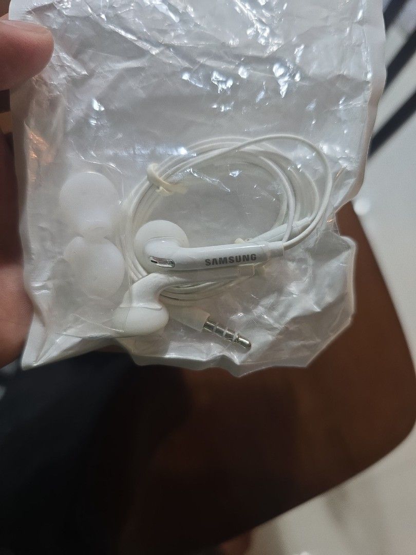 Samsung Earphones - White, Audio, Earphones on Carousell