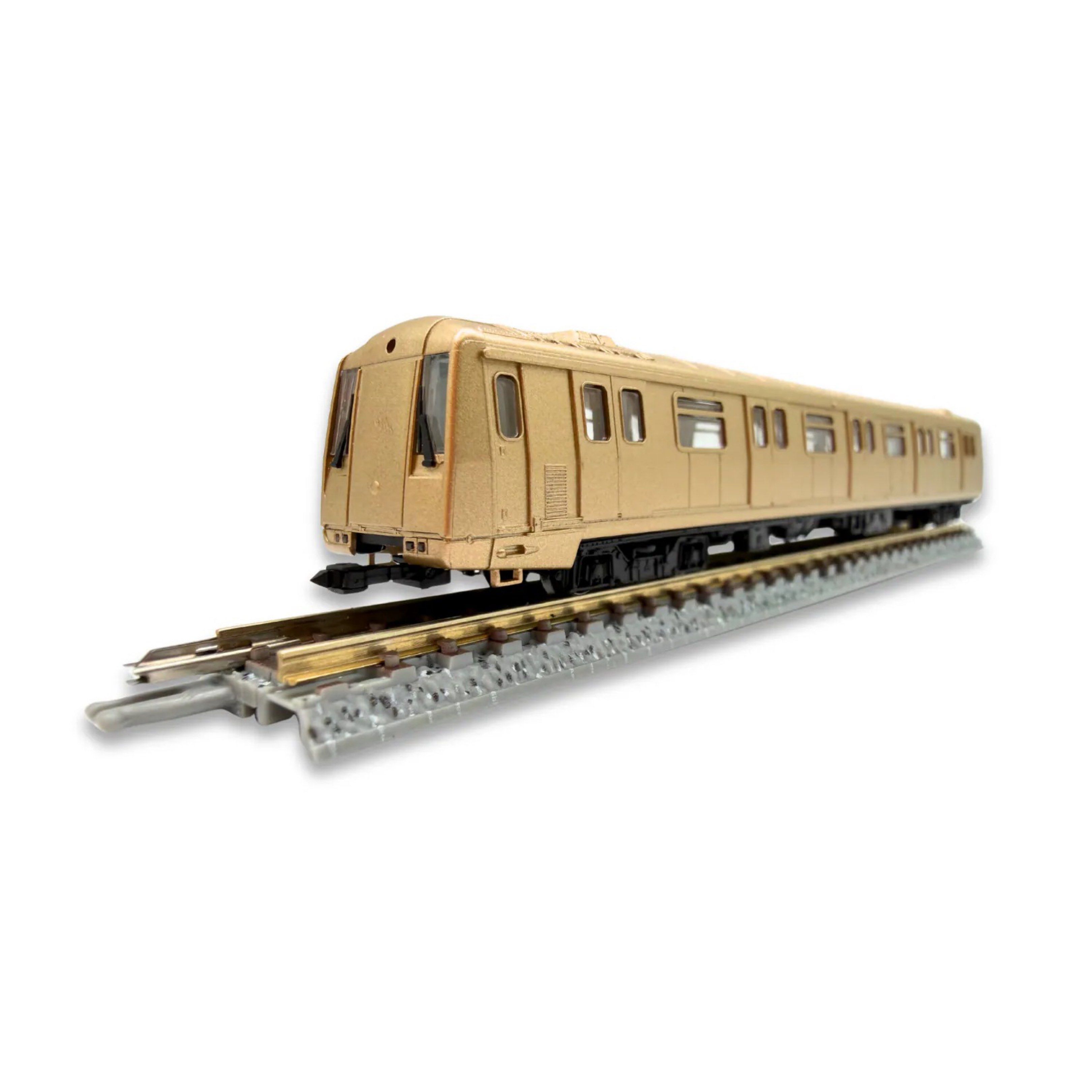 屯門小店 Tiny MTR列車 - M車 (限量版) 160 N Scale 金裝車頭首發限量版， M車先頭車樣辦一架及展示路軌 (路軌由 ...