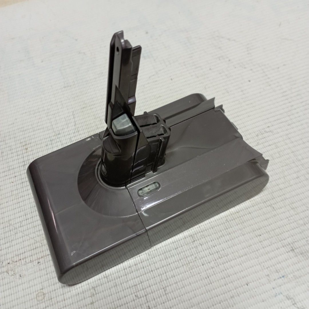 Dyson V8 Slim Original Battery, 家庭電器, 吸塵機 ＆ 家居清潔電器 - Carousell