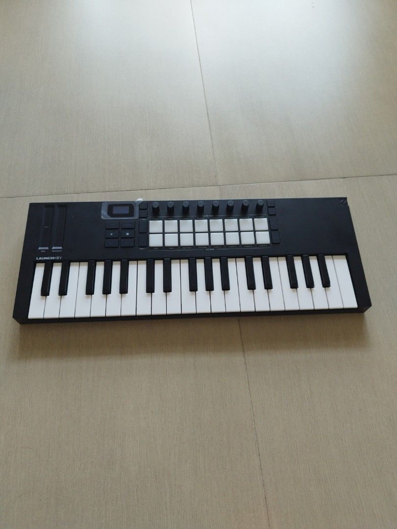 Novation Launchkey Mini Mk 4 37 MIDI Keyboard, Hobbies & Toys, Musical ...