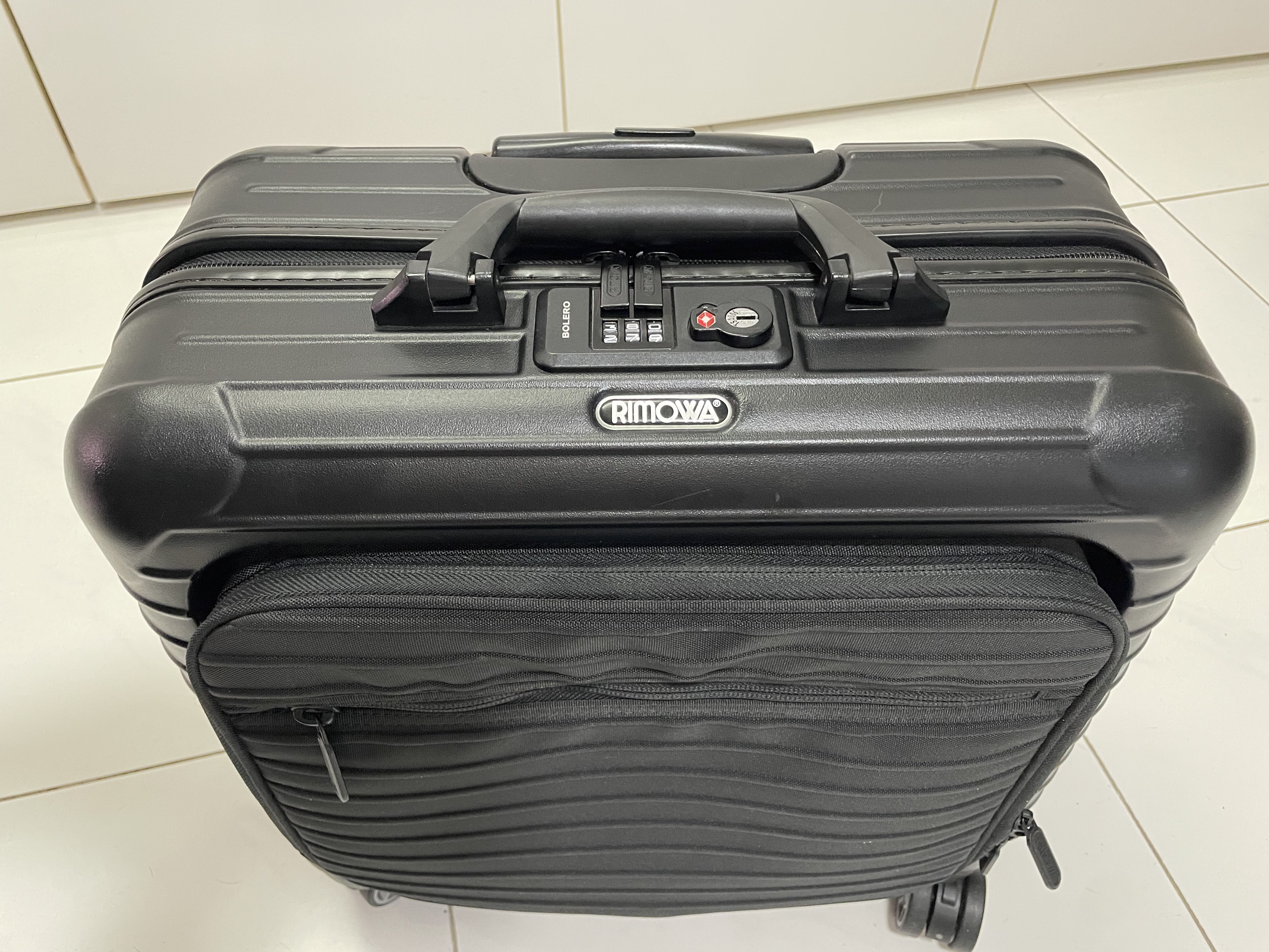 Rimowa Bolero/Essential Sleeve Compact Suitcase - Black, Hobbies & Toys ...