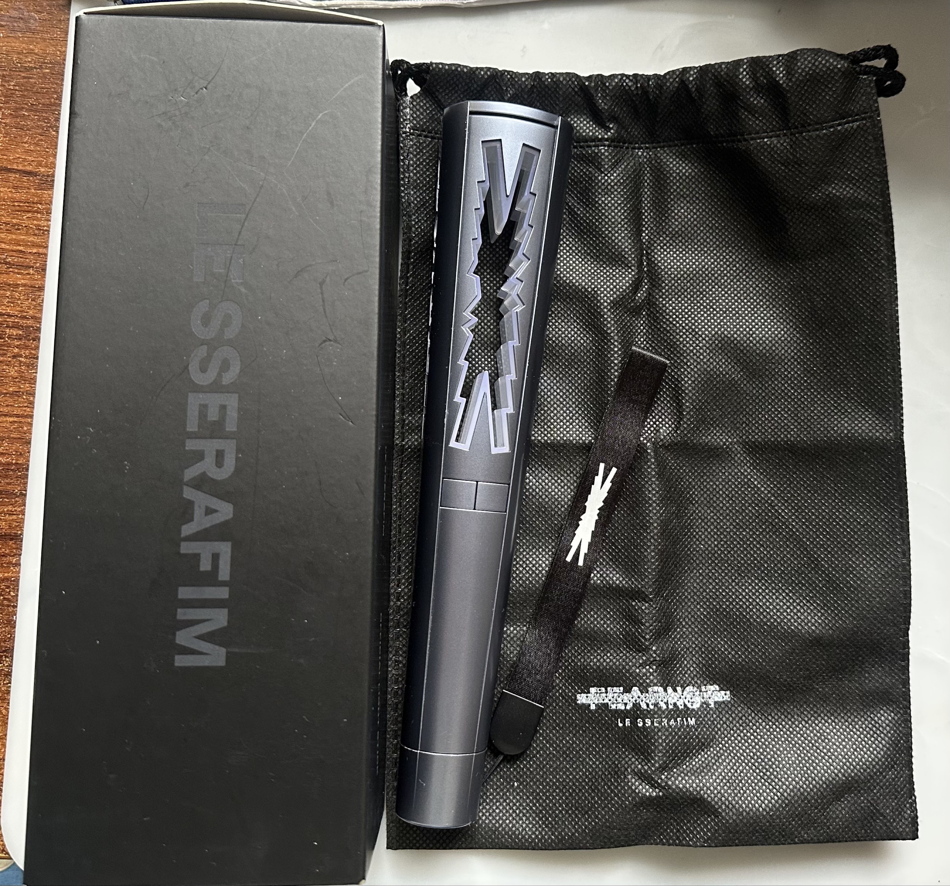 LESSERAFIM LE SSERAFIM Official Lightstick 應援棒 手燈, 興趣及遊戲, 收藏品及紀念品, 韓流 ...
