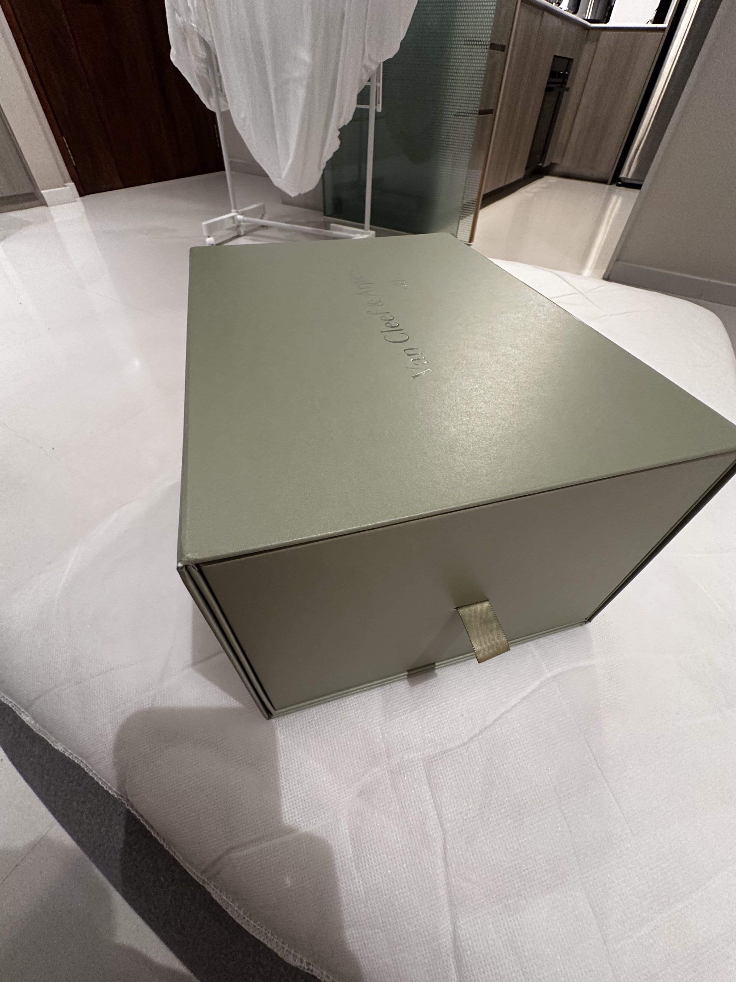 Van Cleef & Arpels Paper Box, Women's Fashion, Jewelry & Organisers ...