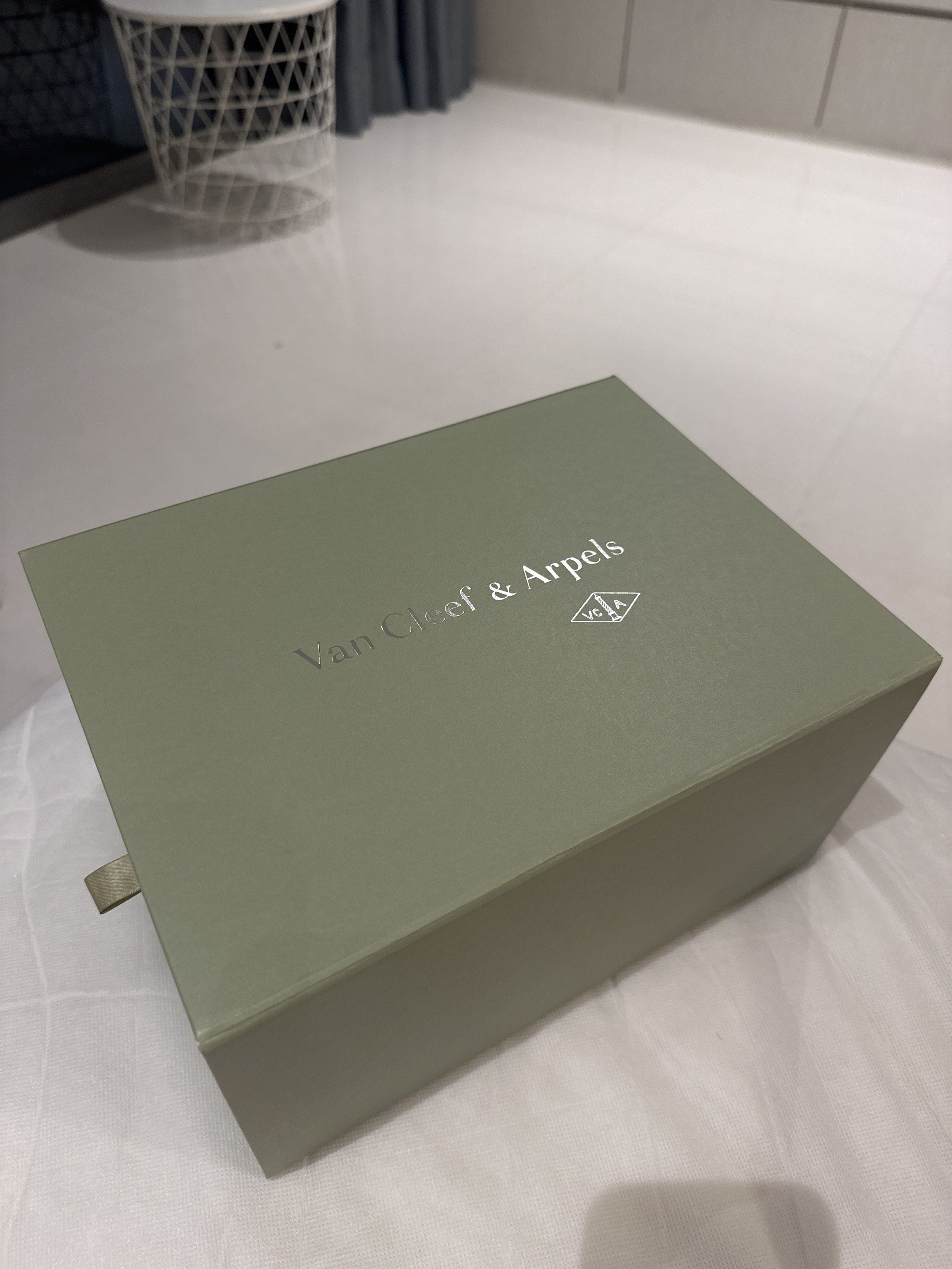 Van Cleef & Arpels Paper Box, Women's Fashion, Jewelry & Organisers ...