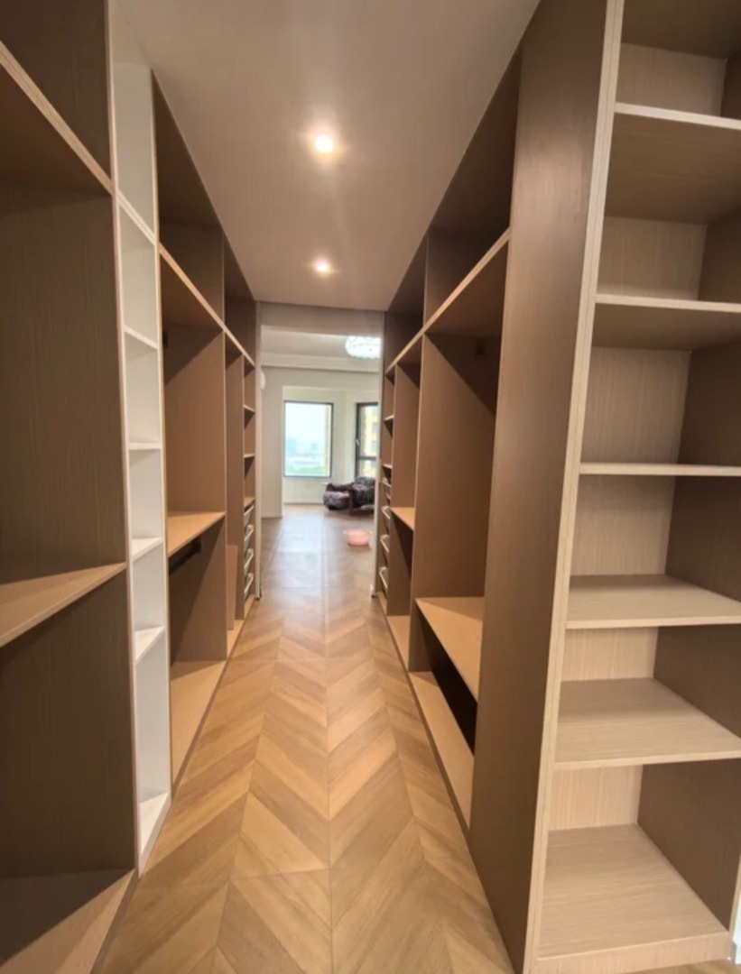 Bespoke U-Shaped Walk-in Wardrobe, Custom Luxury Master Closet, Glass ...