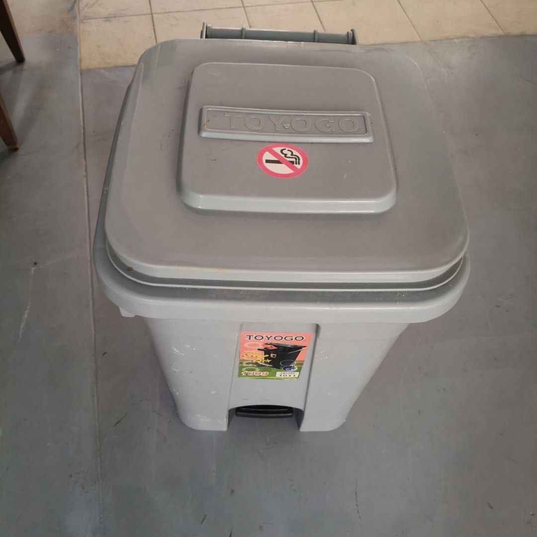TOYOGO Step-On Trash Bin with Wheels, Furniture & Home Living, Cleaning ...