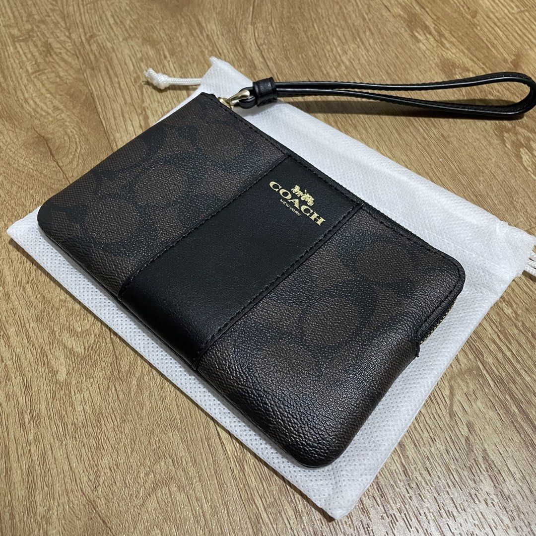 Coach Corner Zip Wristlet in Signature Canvas, Women's Fashion, Bags ...