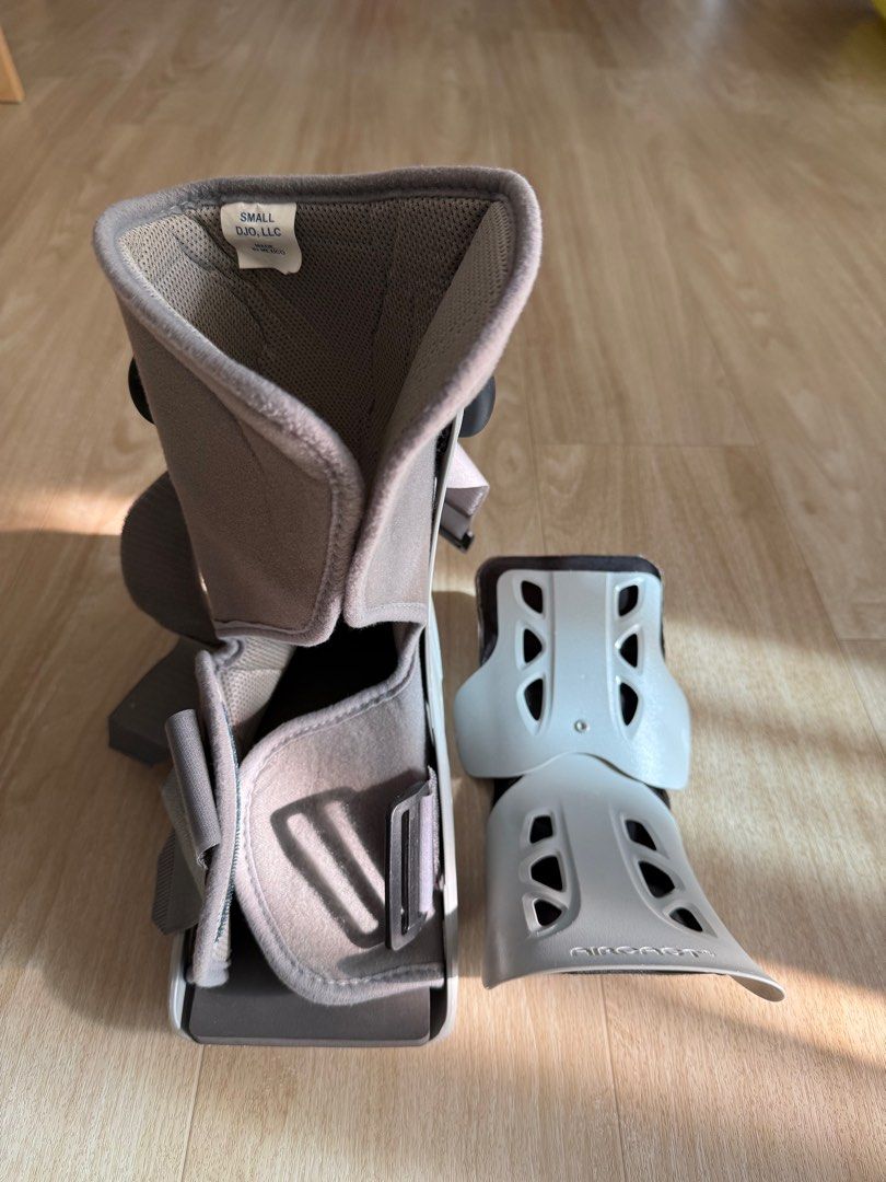 AirCast Walking Boot - Small Size, Health & Nutrition, Assistive ...