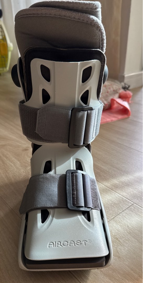 AirCast Walking Boot - Small Size, Health & Nutrition, Assistive ...