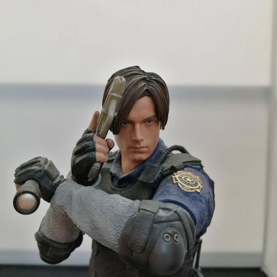 ORIGINAL Leon Kennedy STATUE Resident Evil 2 figure $350++, Hobbies ...