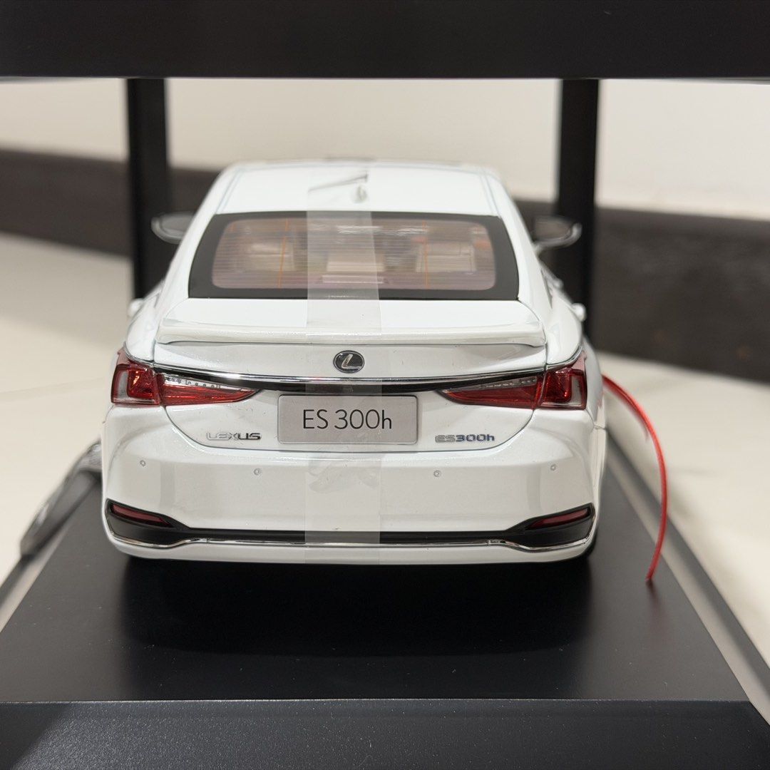 1:18 Lexus ES300h (White), Hobbies & Toys, Toys & Games on Carousell