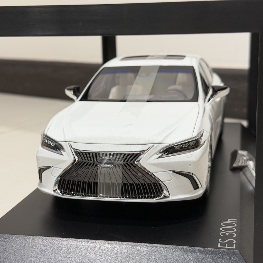 1:18 Lexus ES300h (White), Hobbies & Toys, Toys & Games on Carousell