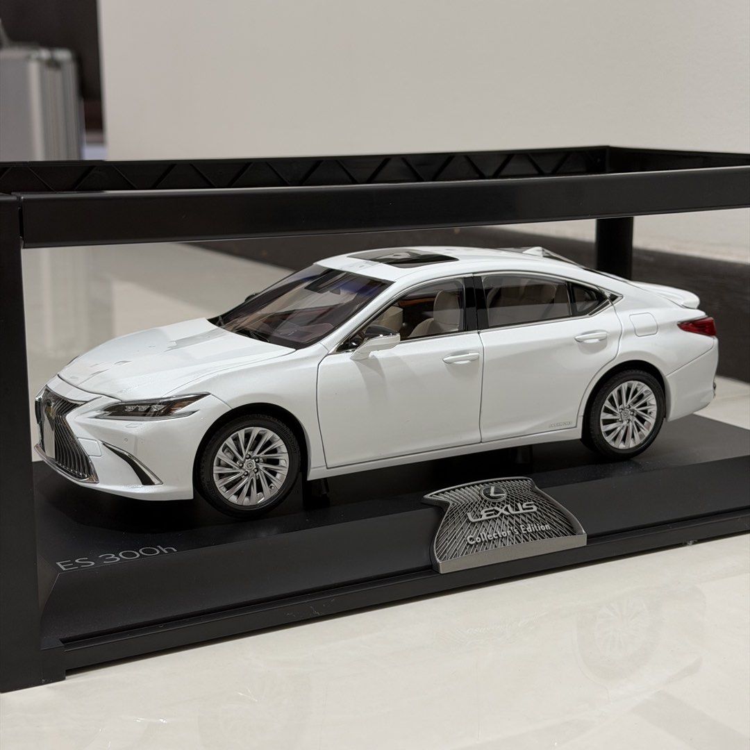 1:18 Lexus ES300h (White), Hobbies & Toys, Toys & Games on Carousell