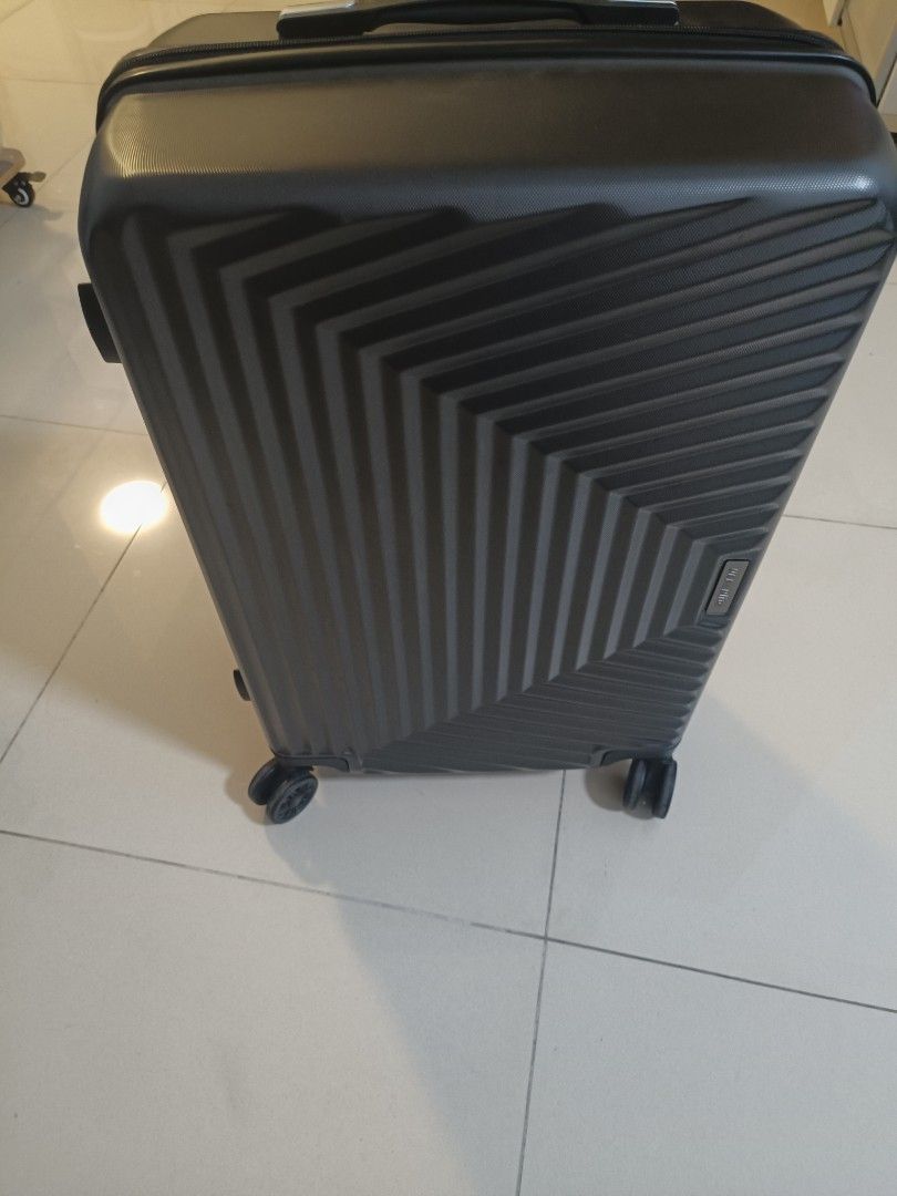 Black Hard Shell Suitcase with Wheels, Hobbies & Toys, Travel, Luggage ...