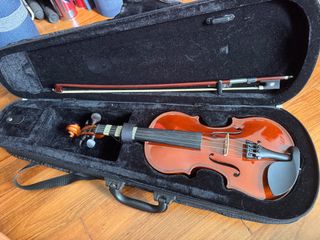 1/4 Violin with Bow and Case, Hobbies & Toys, Musical Instruments on ...