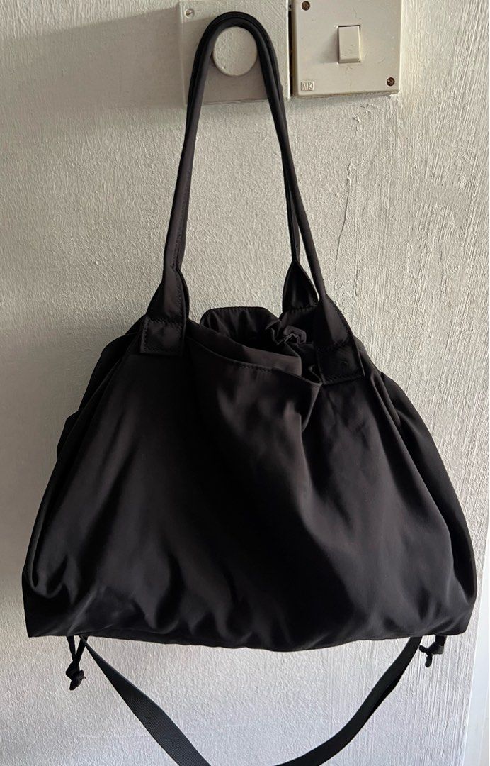 Uniqlo C Drawstring Shoulder Bag - Black, Women's Fashion, Bags ...