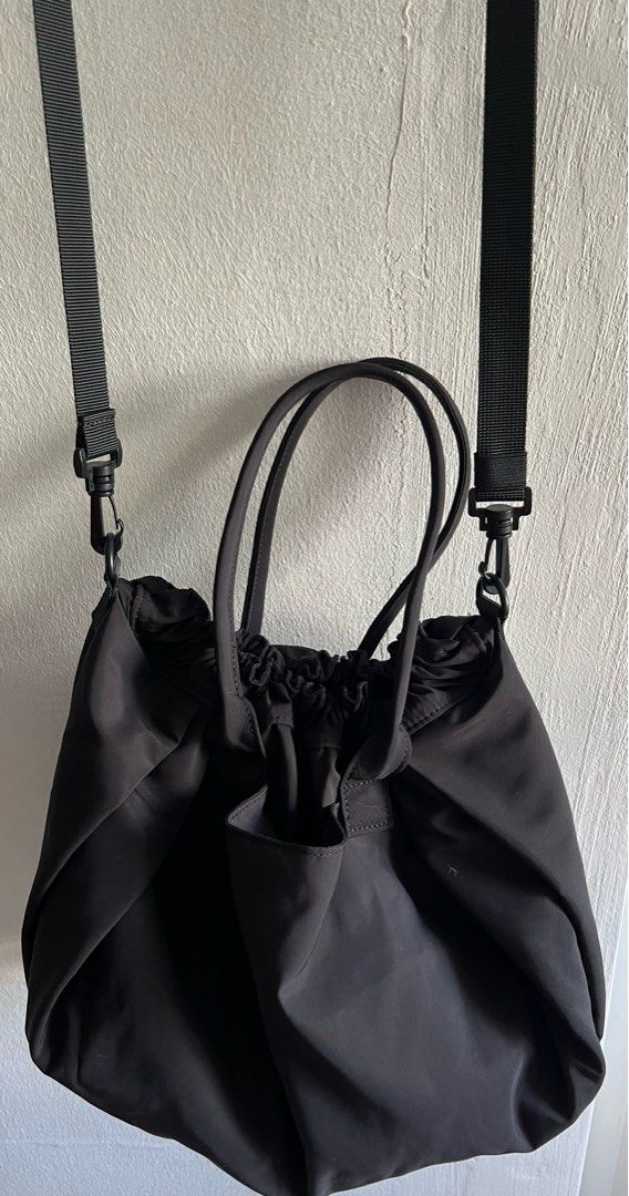 Uniqlo C Drawstring Shoulder Bag - Black, Women's Fashion, Bags ...