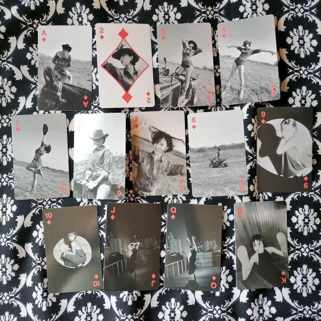 Mamamoo HWASA 2026 Seasons Greetings Playing Cards PC, Hobbies & Toys ...