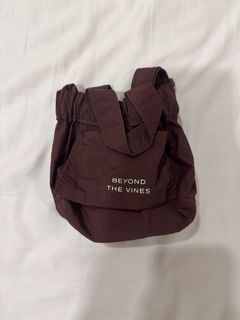 Beyond The Vines XL Dumpling Bag, Women's Fashion, Bags & Wallets ...